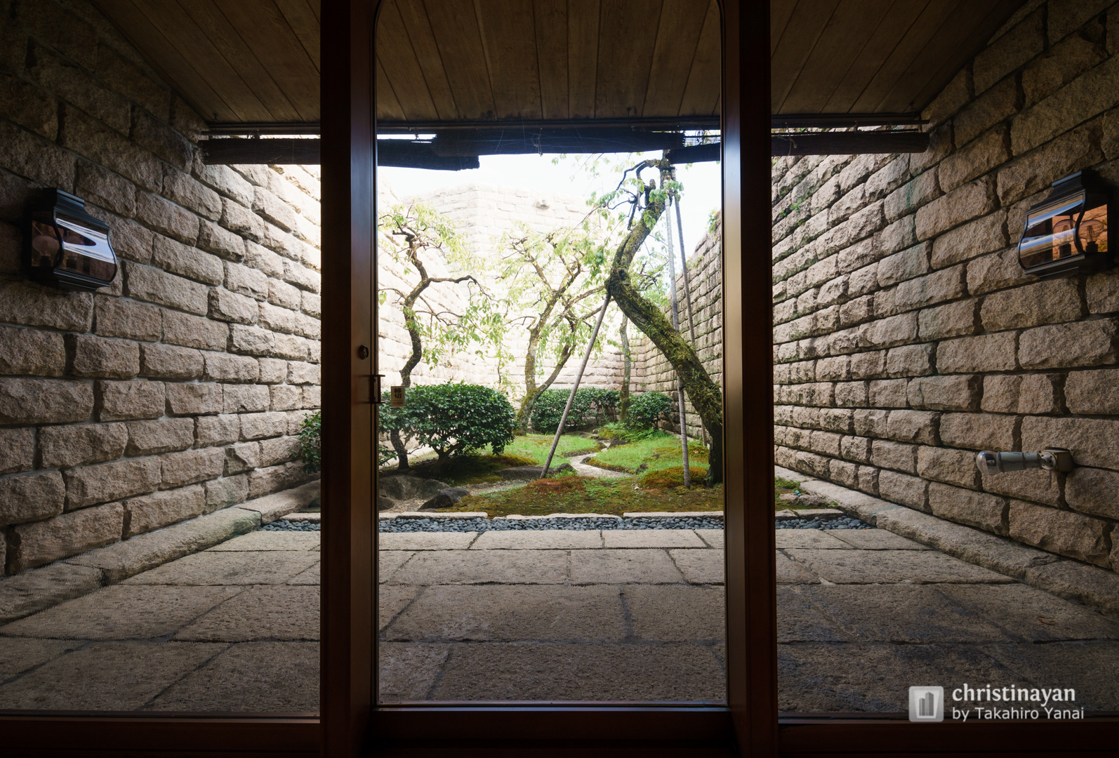 静岡市立芹沢銈介美術館 / 白井晟一研究所(Indoor view of Shizuoka City Serizawa Keisuke ...